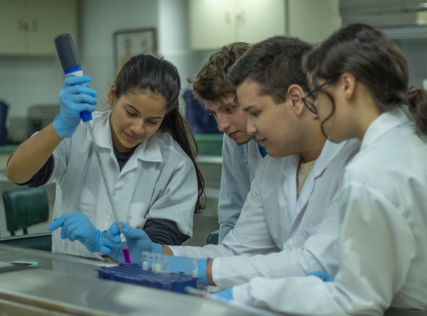 Realiza tus prácticas 24/7 en los laboratorios de la UAO
